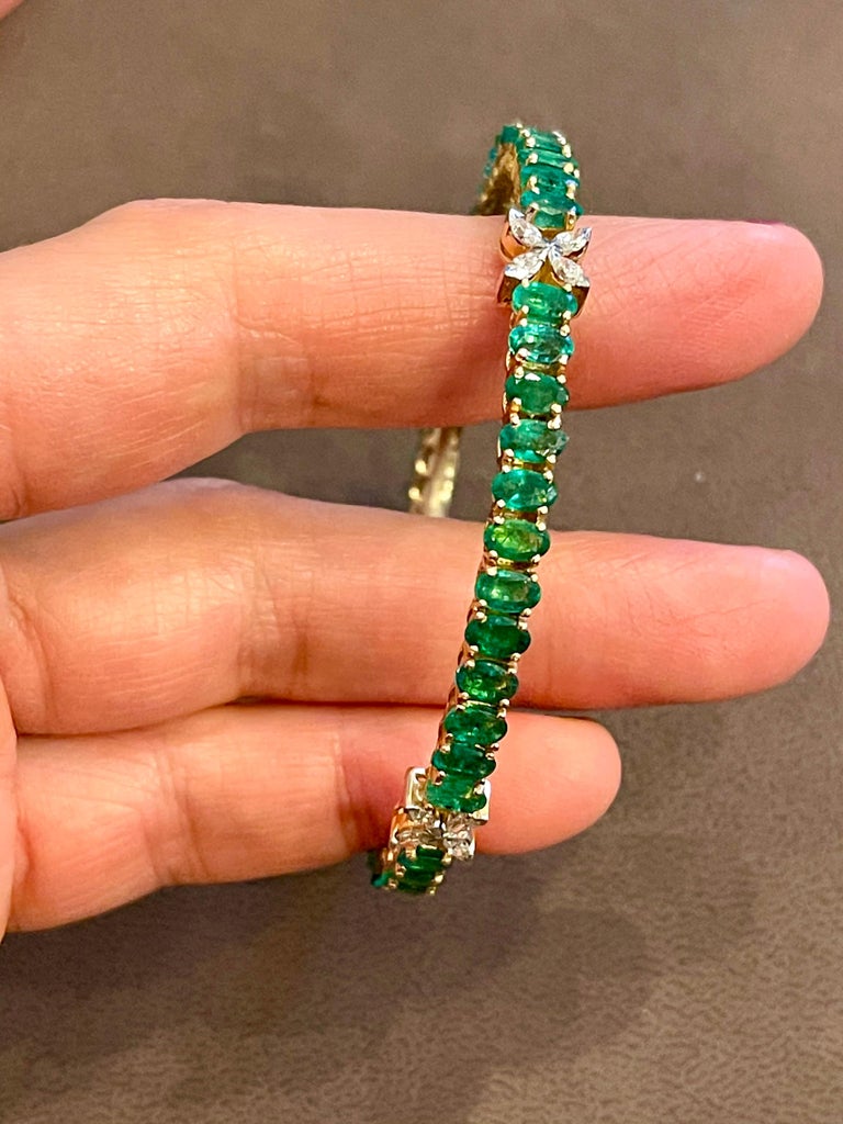 9 Carat Oval Emeralds And Diamonds 18 Karat Gold 23 Grams Bangle