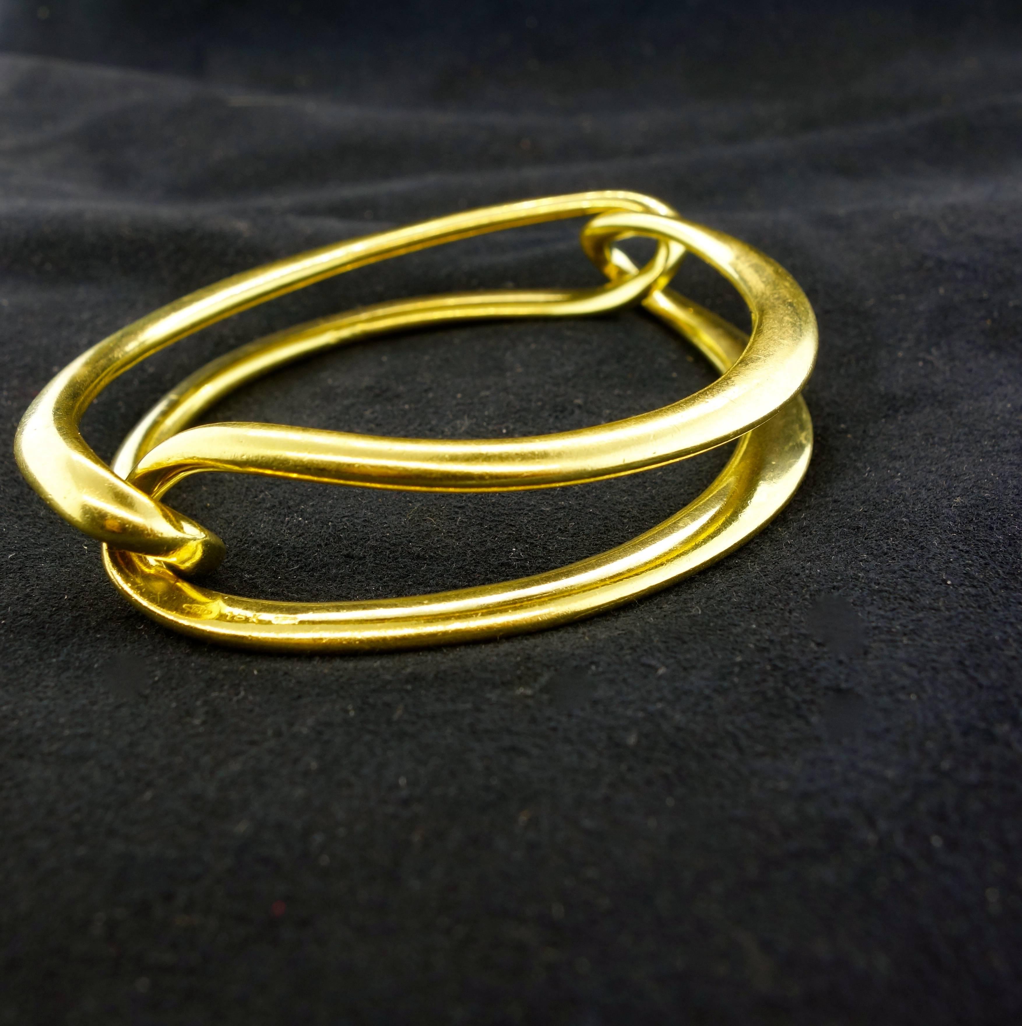 18 Karat Gucci Bangle Bracelet at 1stDibs