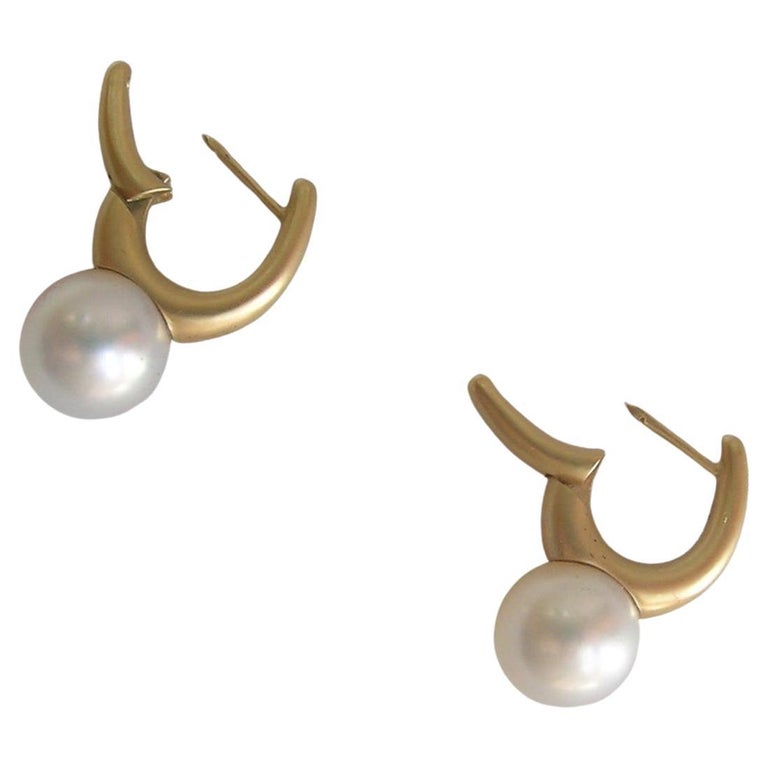 18k Gold and Freshwater Pearl Hanging Earring For Sale at 1stDibs