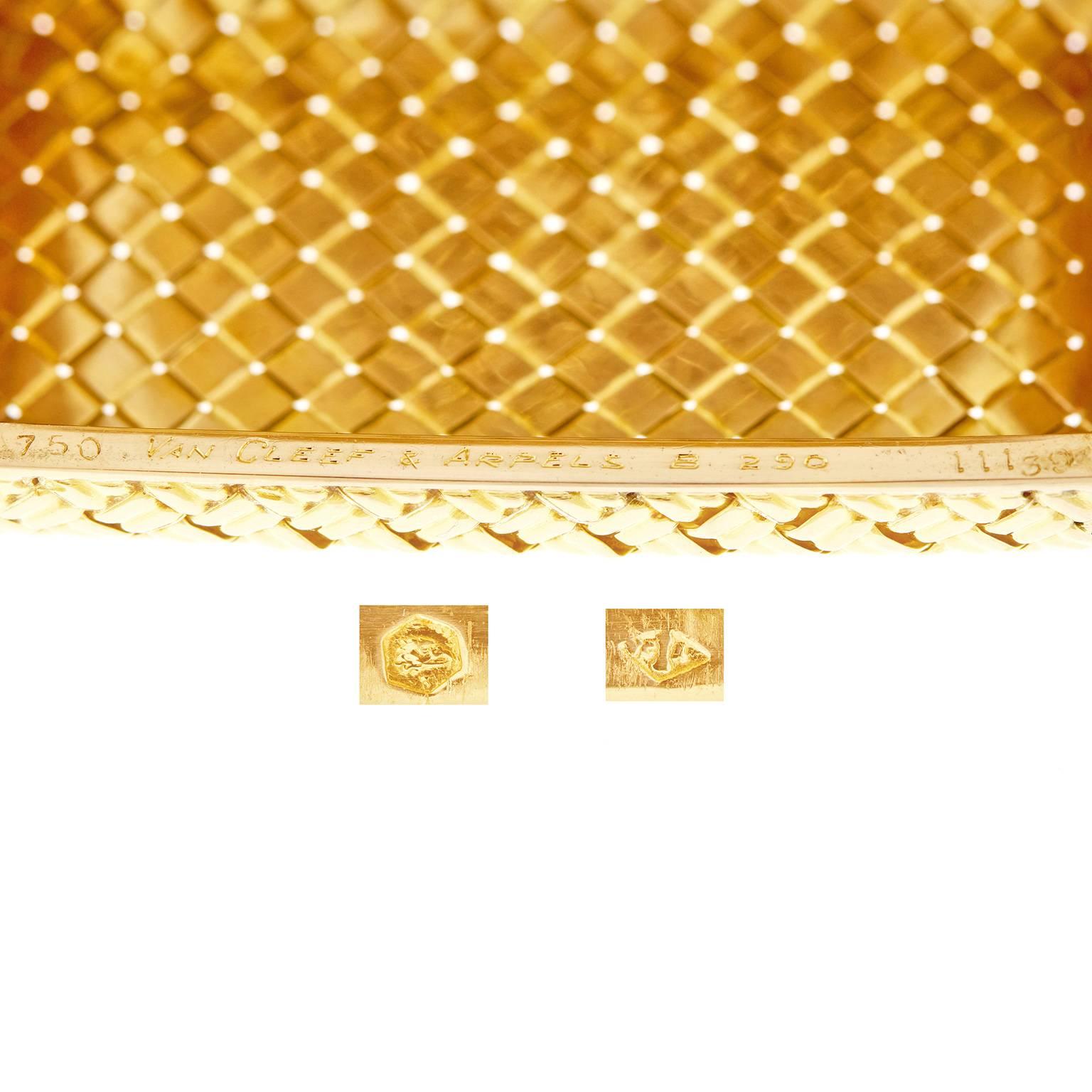 Van Cleef and Arpels Oversized Gold Pillbox For Sale at 1stDibs | gold ...