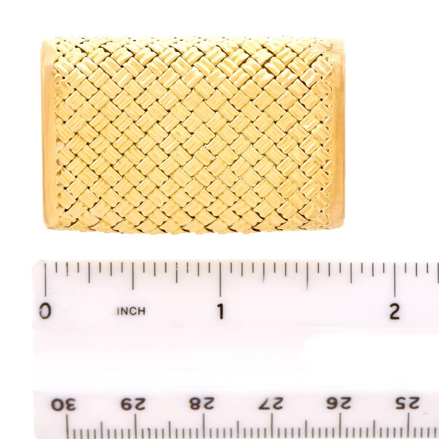 Van Cleef and Arpels Oversized Gold Pillbox For Sale at 1stDibs | gold ...
