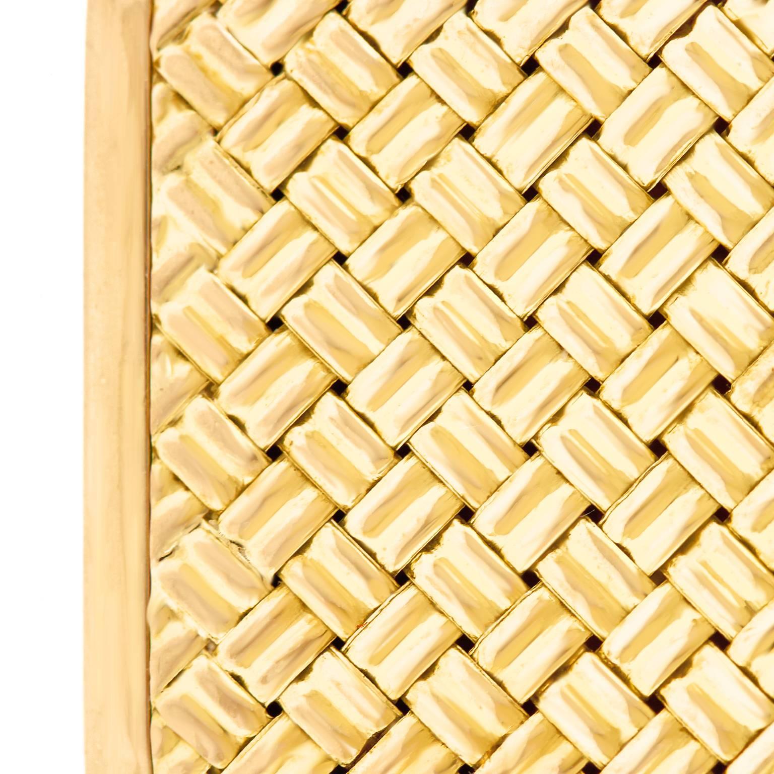 Van Cleef and Arpels Oversized Gold Pillbox For Sale at 1stDibs | gold ...
