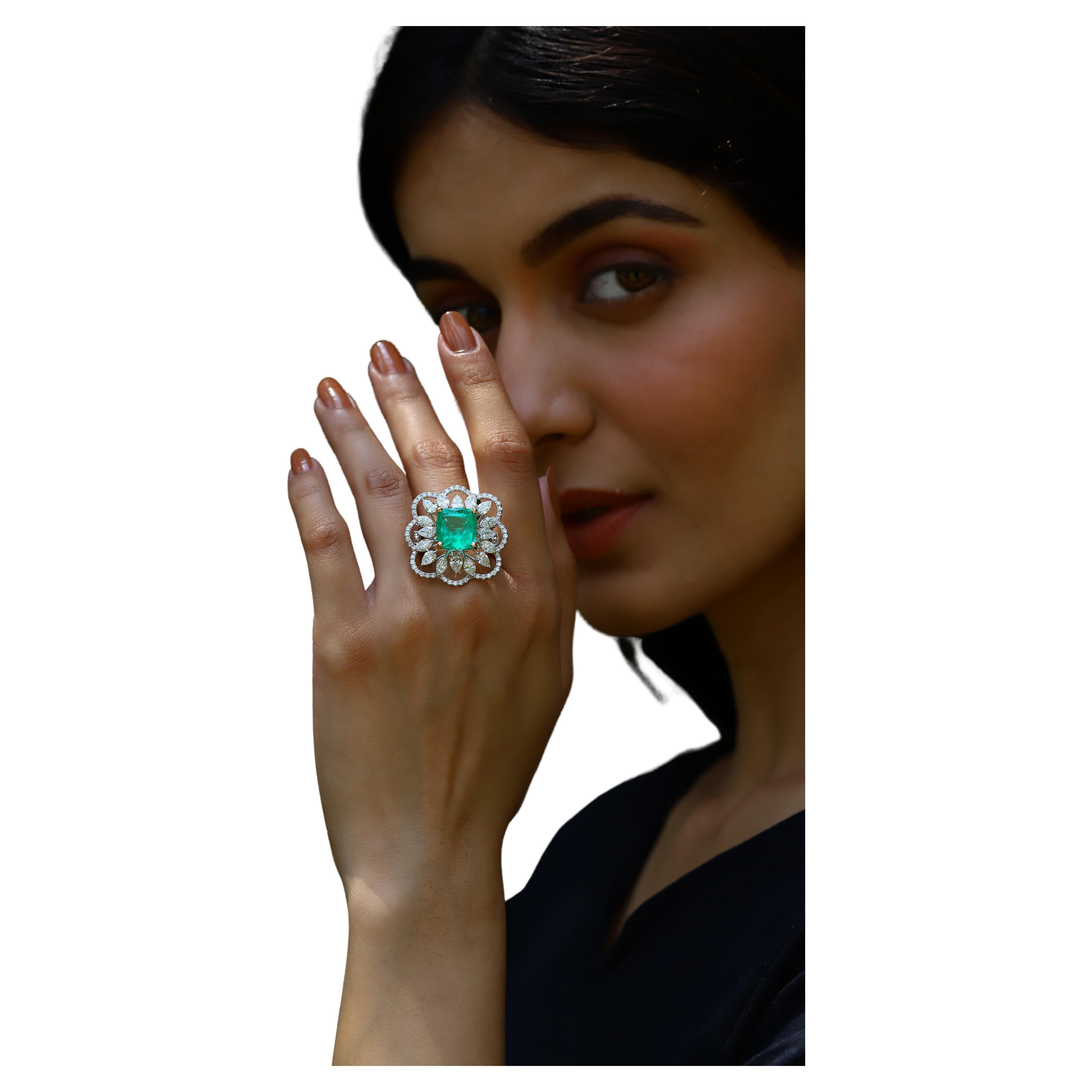 Natural Columbian Emerald Ring with Diamond in 18k Gold For Sale at 1stDibs