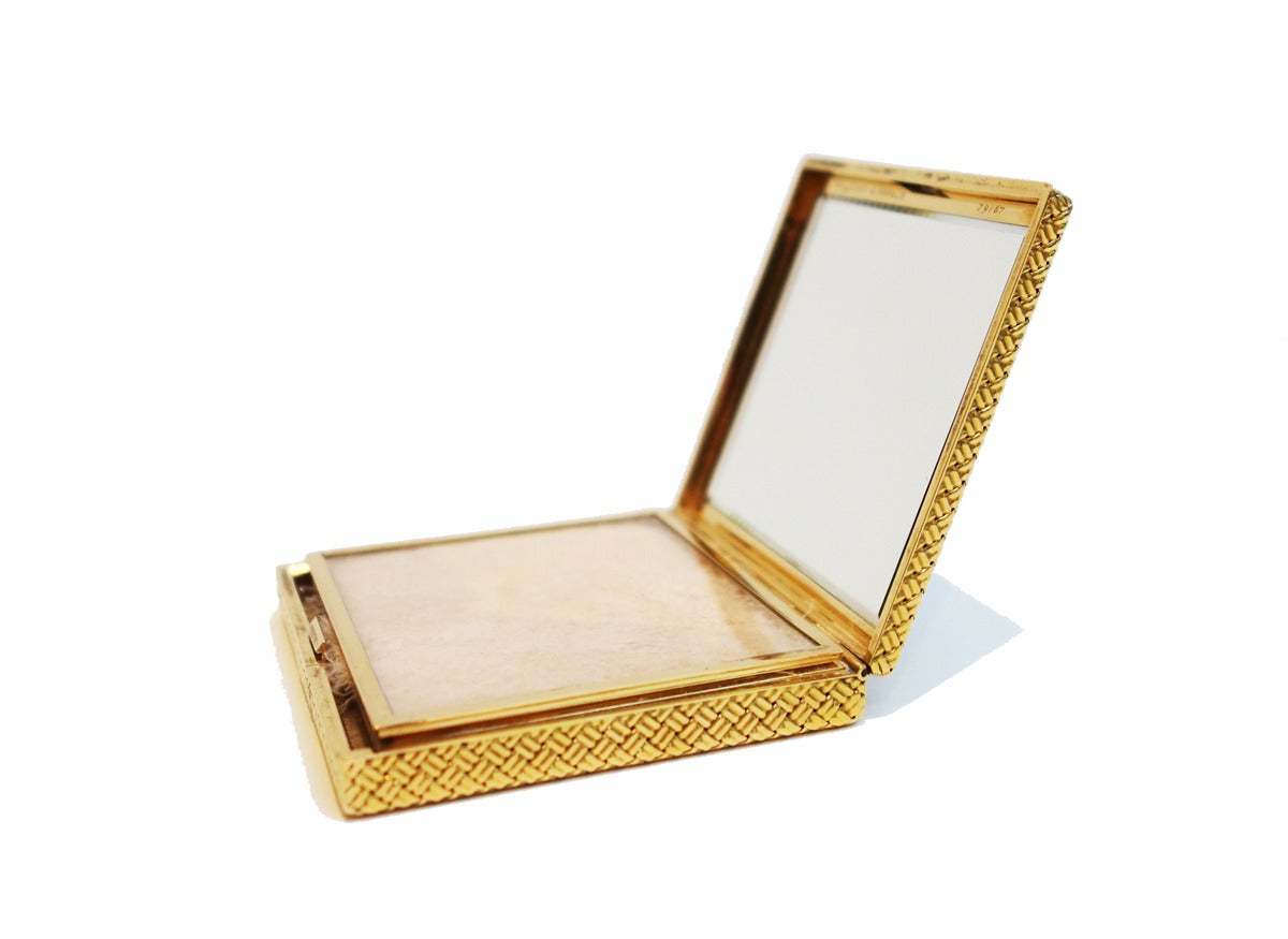 Van Cleef and Arpels Gold Compact Powder Box For Sale at 1stDibs | van ...