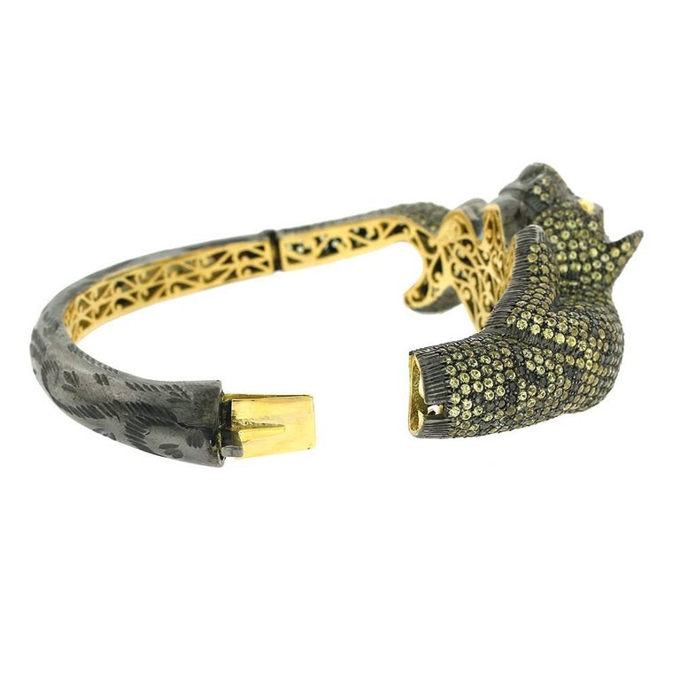 Bracelet jonc panthère en diamants et saphirs jaunes - En vente sur 1stDibs