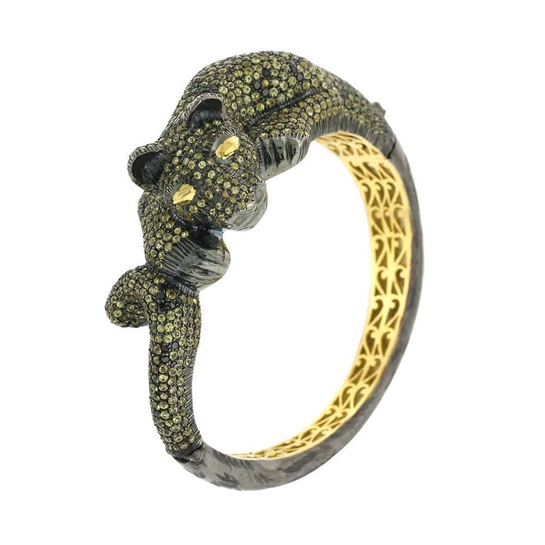 Bracelet jonc panthère en diamants et saphirs jaunes - En vente sur 1stDibs