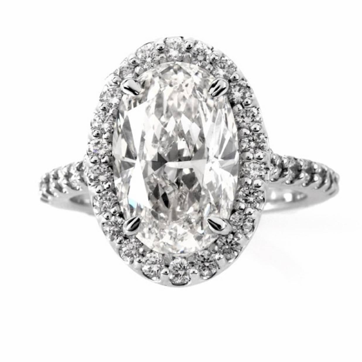 Certified Oval 5.01 Carat Diamond gold Engagement Ring For Sale at 1stDibs