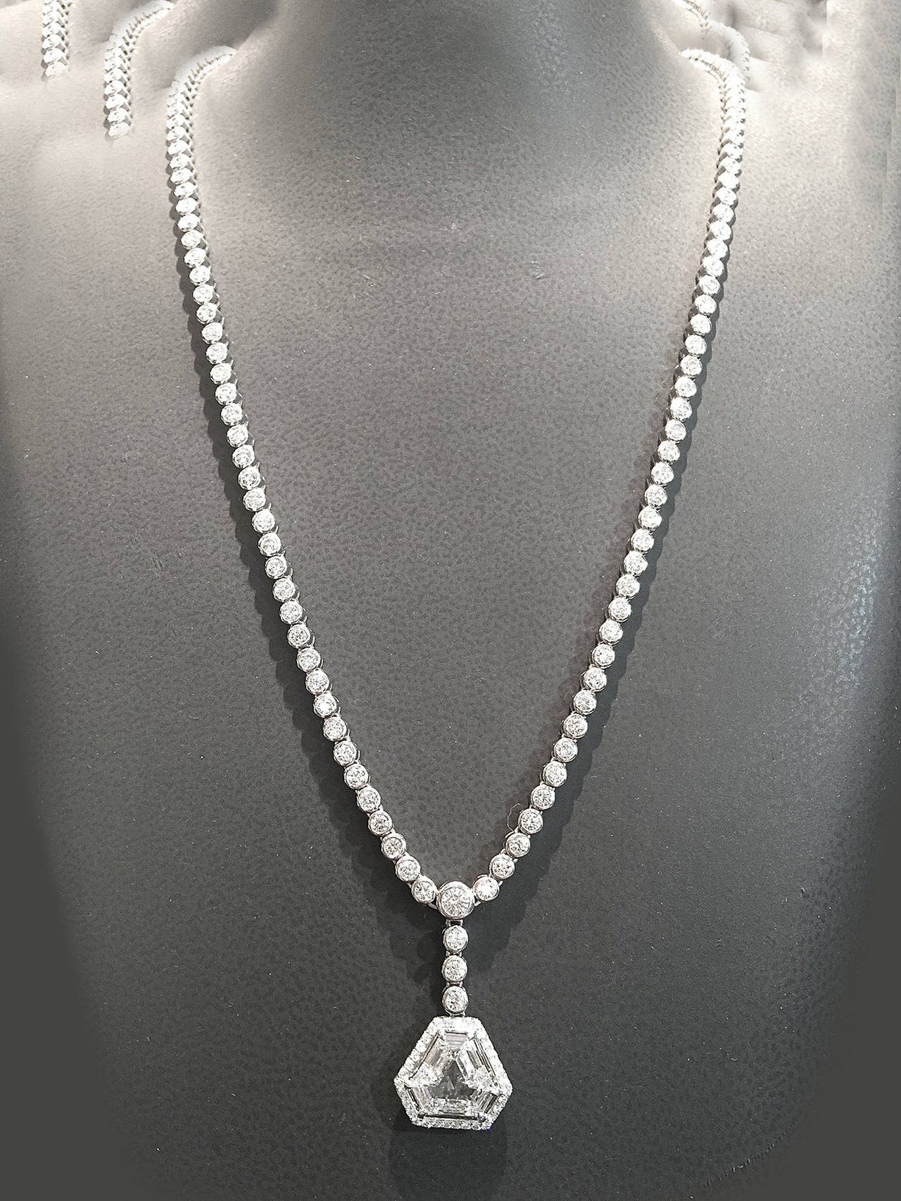 White gold Necklace set with diamonds. For Sale at 1stDibs
