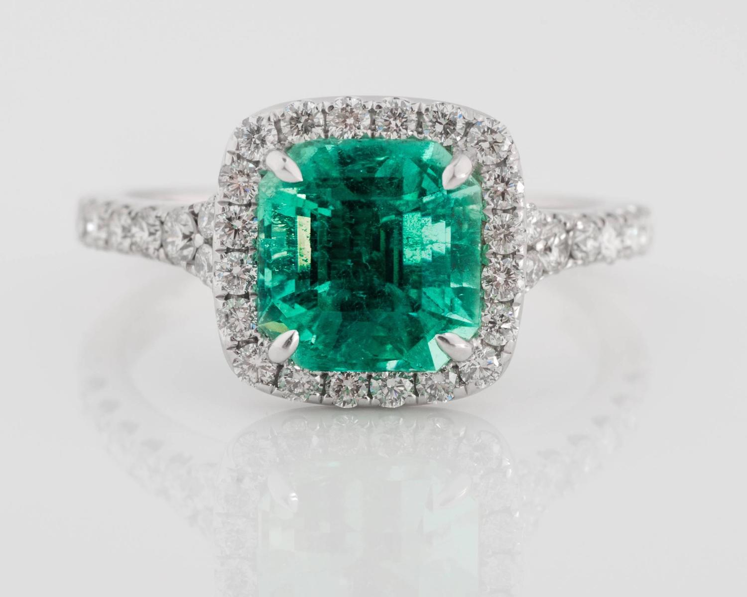 Columbian Emerald and Diamond Ring For Sale at 1stdibs