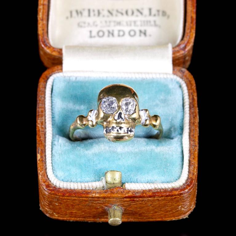 Memento Mori Diamond Skull Diamond Ring 18 Carat Gold at 1stDibs