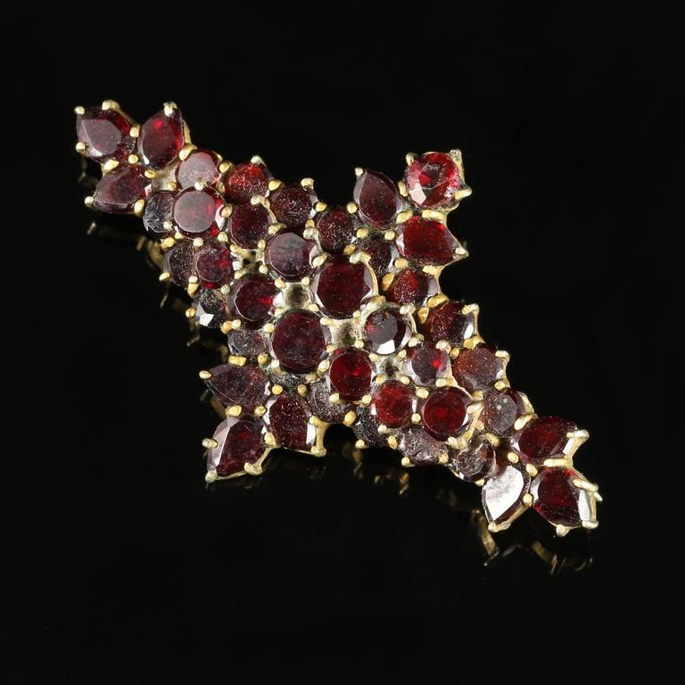 Antique Victorian Garnet Gold, circa 1890 Brooch For Sale at 1stDibs