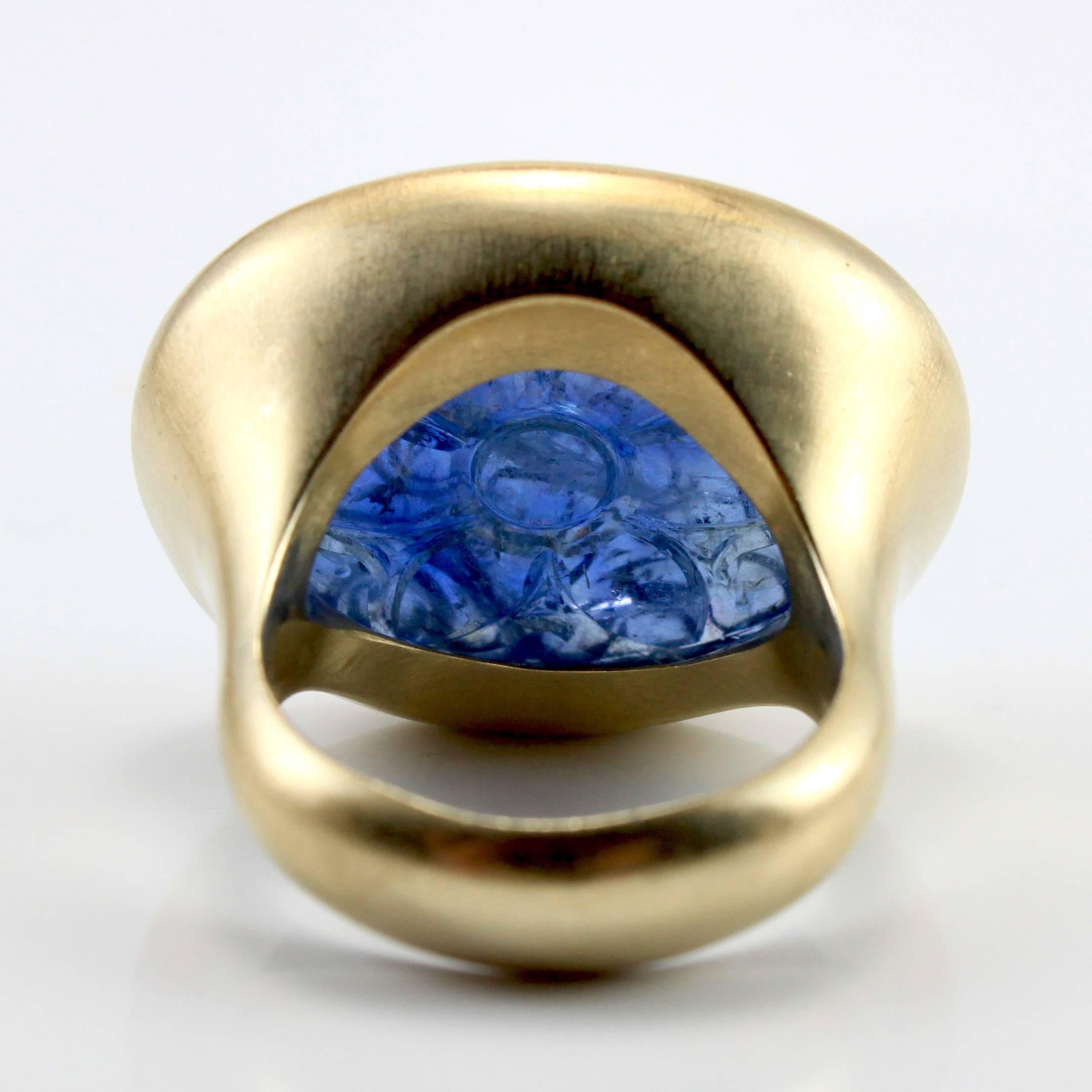 Large Carved Mughal Sapphire 18K Gold Ring For Sale at 1stDibs | mughal ...