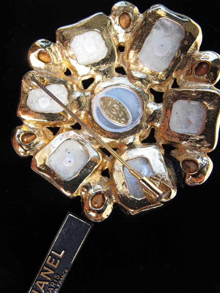 Chanel Faux Pearl and Gripoix Large Brooch at 1stDibs | chanel bee brooch