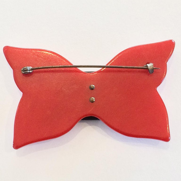 Art Deco Red Bakelite bow or ribbon brooch pin For Sale at 1stDibs