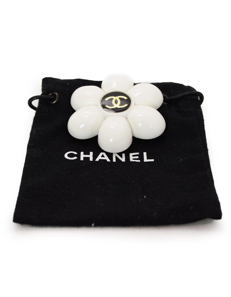 Chanel Vintage '96 CC White Daisy Flower Brooch/Pin at 1stDibs