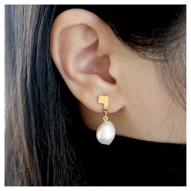 18-Karat Yellow Gold Baroque Pearl Dropping Earrings For Sale at 1stDibs