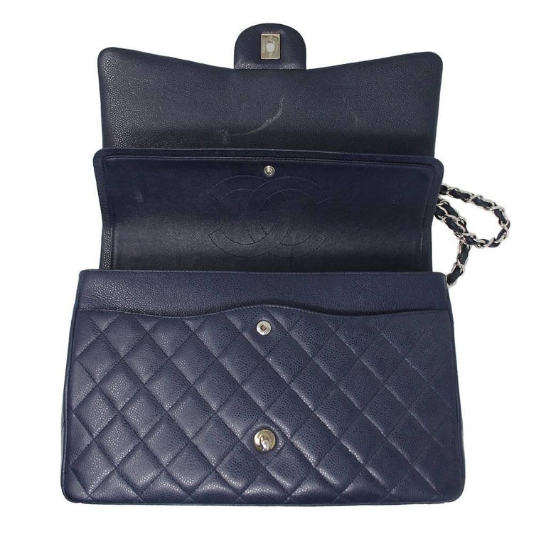 Navy Blue Chanel Purse With Zipper On Back | semashow.com