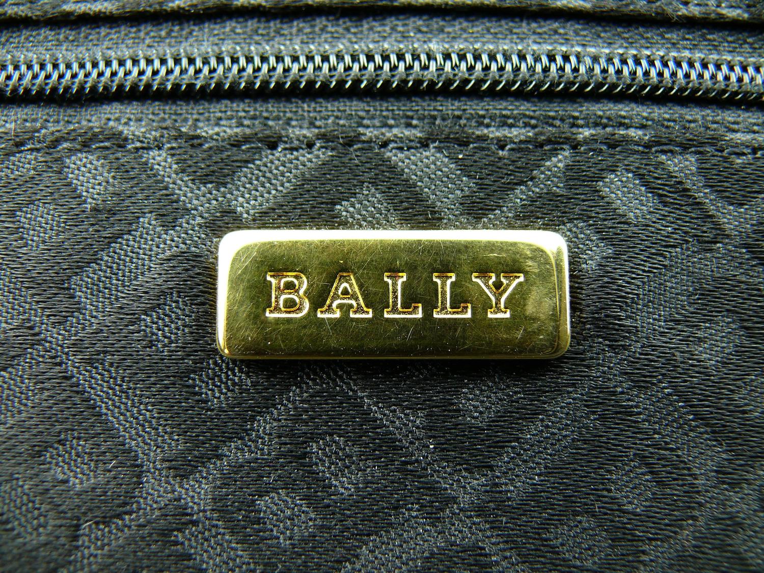 Bally Vintage Quilted Black Leather Shoulder Gold Chain Bag For Sale at ...