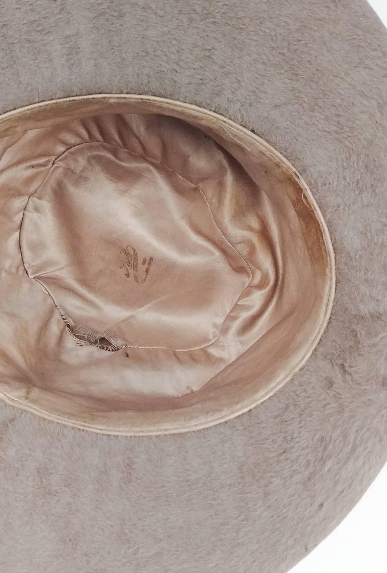 Edwardian Round Fur Felt Hat w/ Feather For Sale at 1stDibs