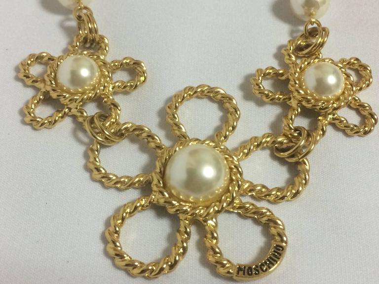 MINT. Vintage Moschino Bijoux chain and faux pearl flower motif ...