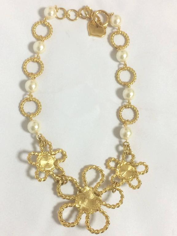MINT. Vintage Moschino Bijoux chain and faux pearl flower motif ...
