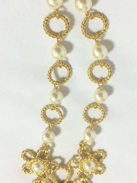 MINT. Vintage Moschino Bijoux chain and faux pearl flower motif ...