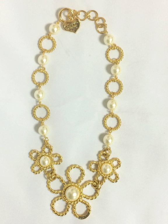 MINT. Vintage Moschino Bijoux chain and faux pearl flower motif ...