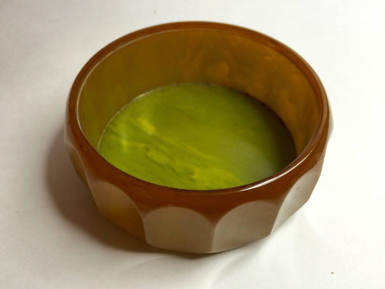 1930s Art Deco Butterscoth Bakelite Fluted Powder Box at 1stDibs