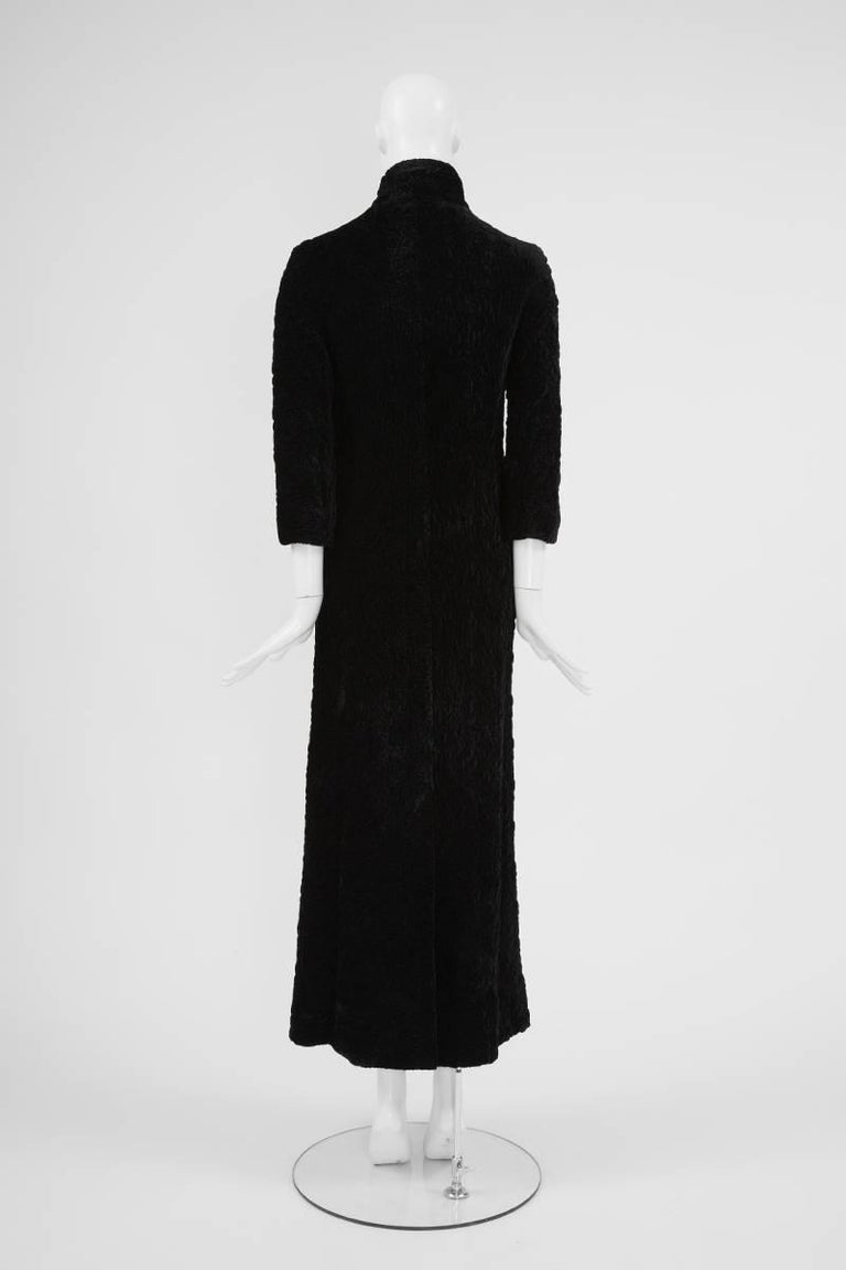 Abendmantel aus Samt von Guy Laroche im Angebot bei 1stDibs