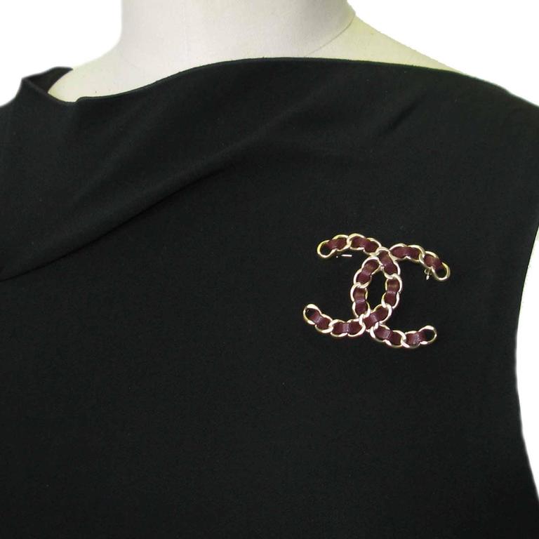 CHANEL CC Brooch in Gilt Metal Chain and Burgundy Leather at 1stDibs ...