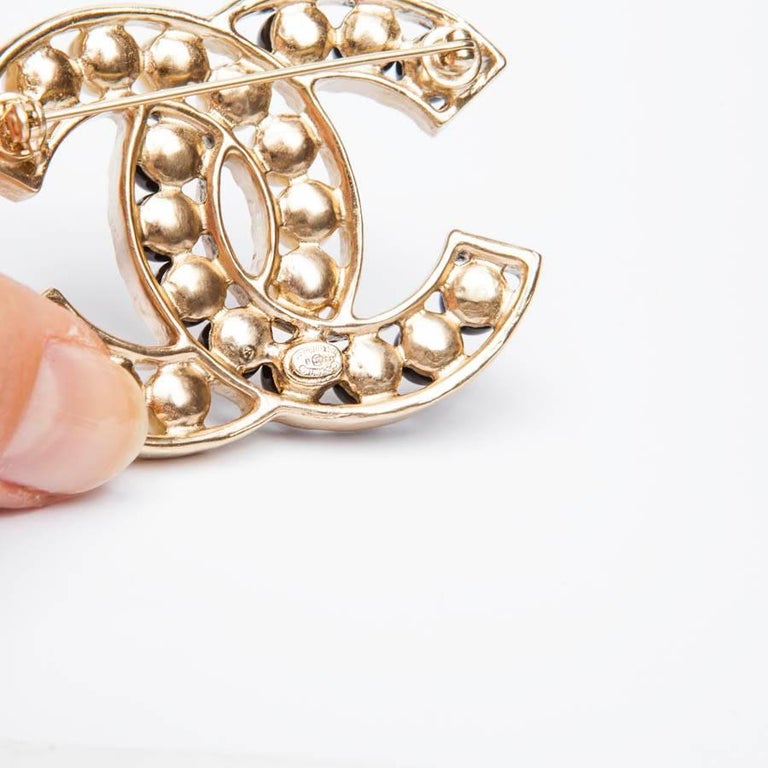 CHANEL CC Brooch set with Bicolor Pearls at 1stDibs | cc broach, chanel ...