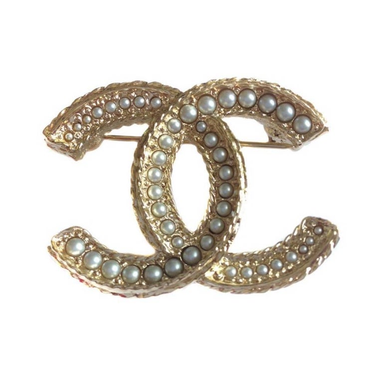 CHANEL CC Brooch in Gilded Metal set with Pearls at 1stDibs