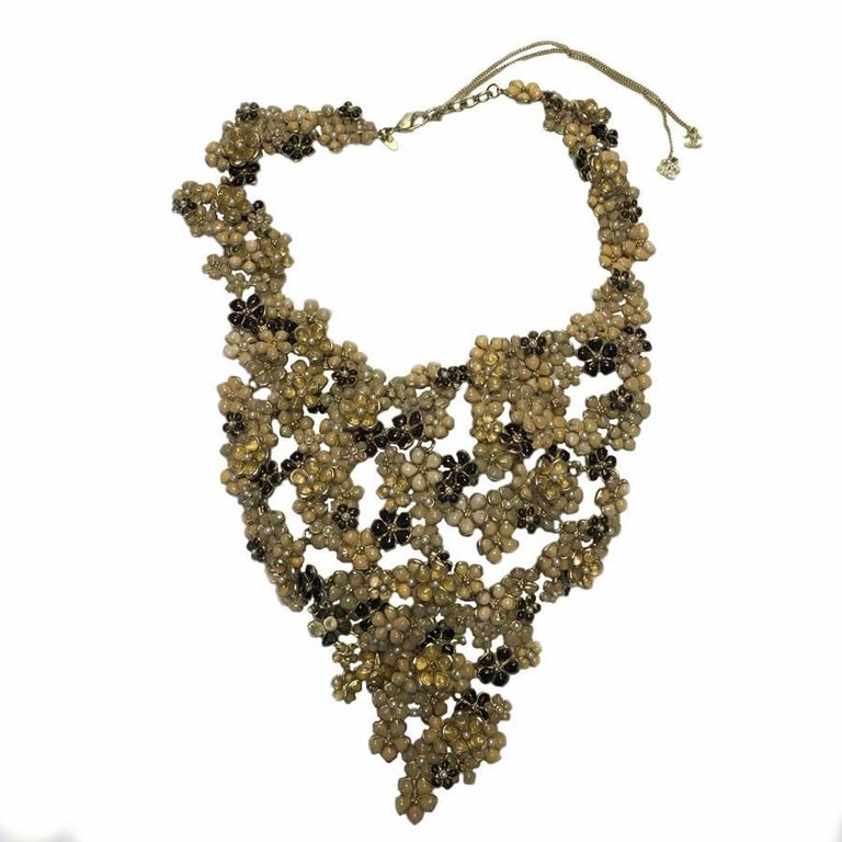 CHANEL Collier gousset à fleurs en verre Molten fait à la main - En ...