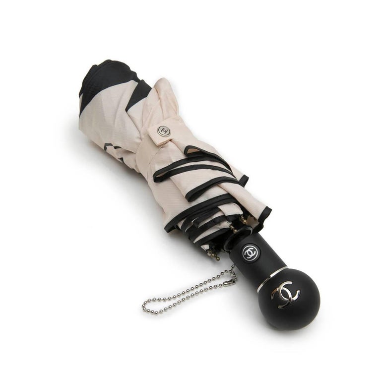 CHANEL Umbrella with CC logo in Beige and Black Fabric at 1stDibs ...