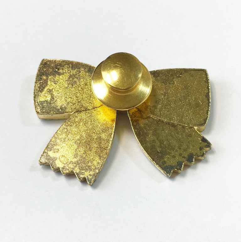CHANEL Bow Brooch in Gilt Metal with Black Enamel and Pearls at 1stDibs ...