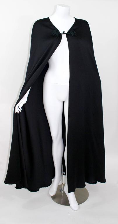 Valentino Haute Couture - Cape en satin de soie noir vintage En vente ...