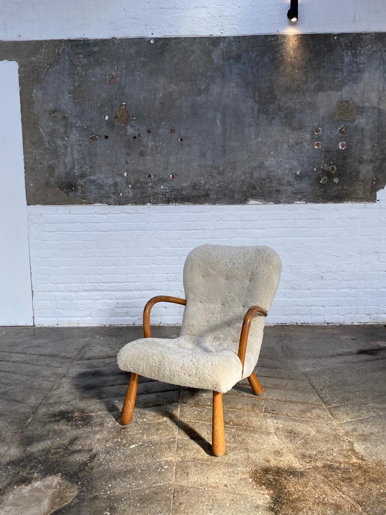 Arctander "Muslingestolen" oder "Clam" Stuhl in Shearling bei 1stDibs