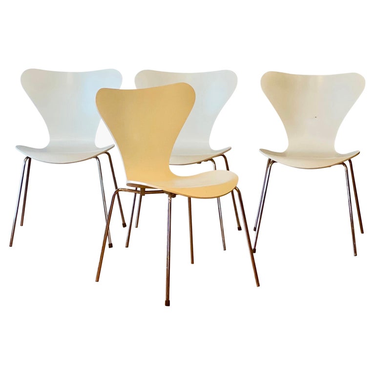 Arne Jacobsen for Fritz Hansen Series 7 Chairs in White, Set of 4 For ...