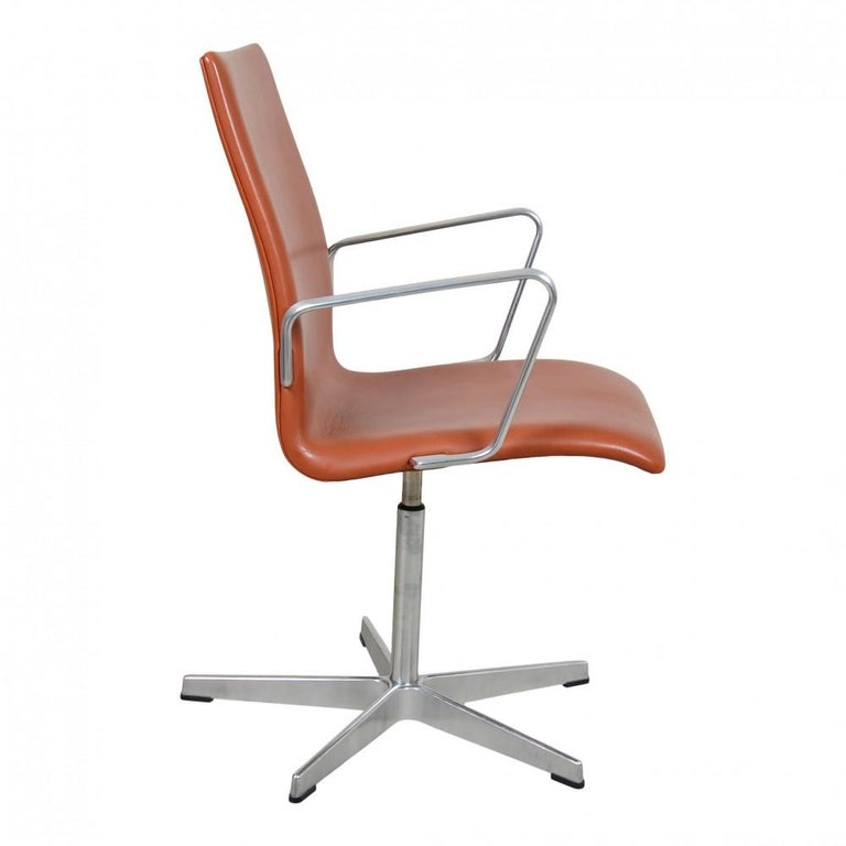 Arne Jacobsen Low oxford chair from 2007 in cognac leather For Sale at ...