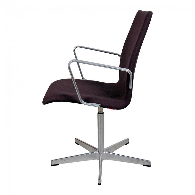 Arne Jacobsen Low Oxford Chair from 2008 with Dark Grey Fabric For Sale ...