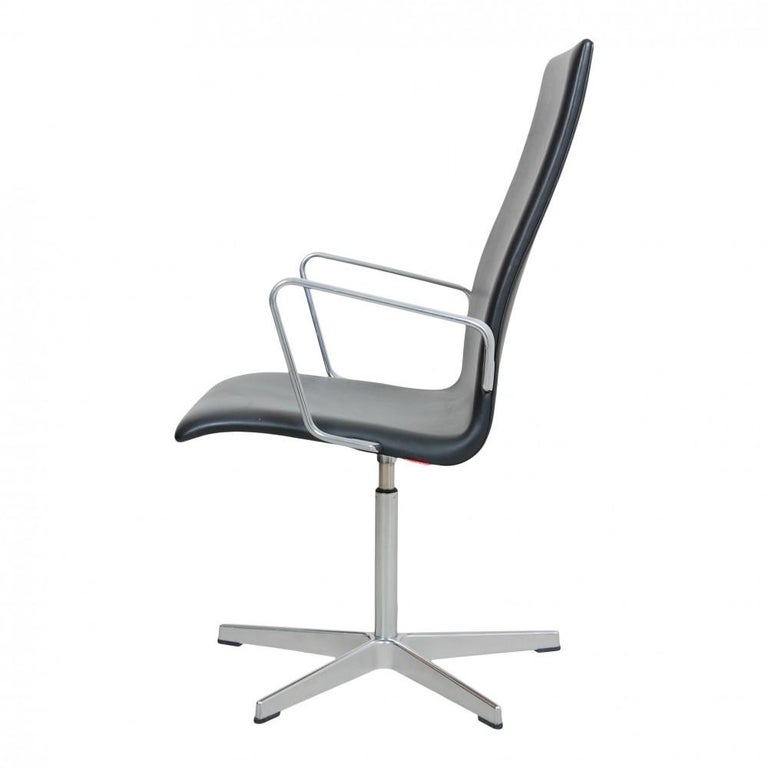 Arne Jacobsen Oxford Chair with Medium High Back and Black Leather For ...