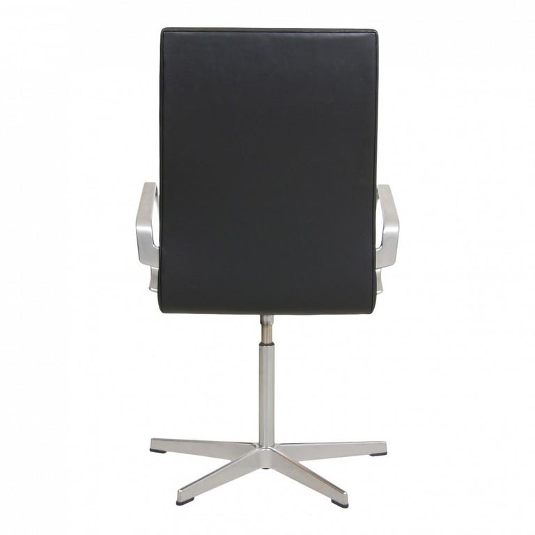 Arne Jacobsen Oxford Chair with Medium High Back and Black Leather For ...