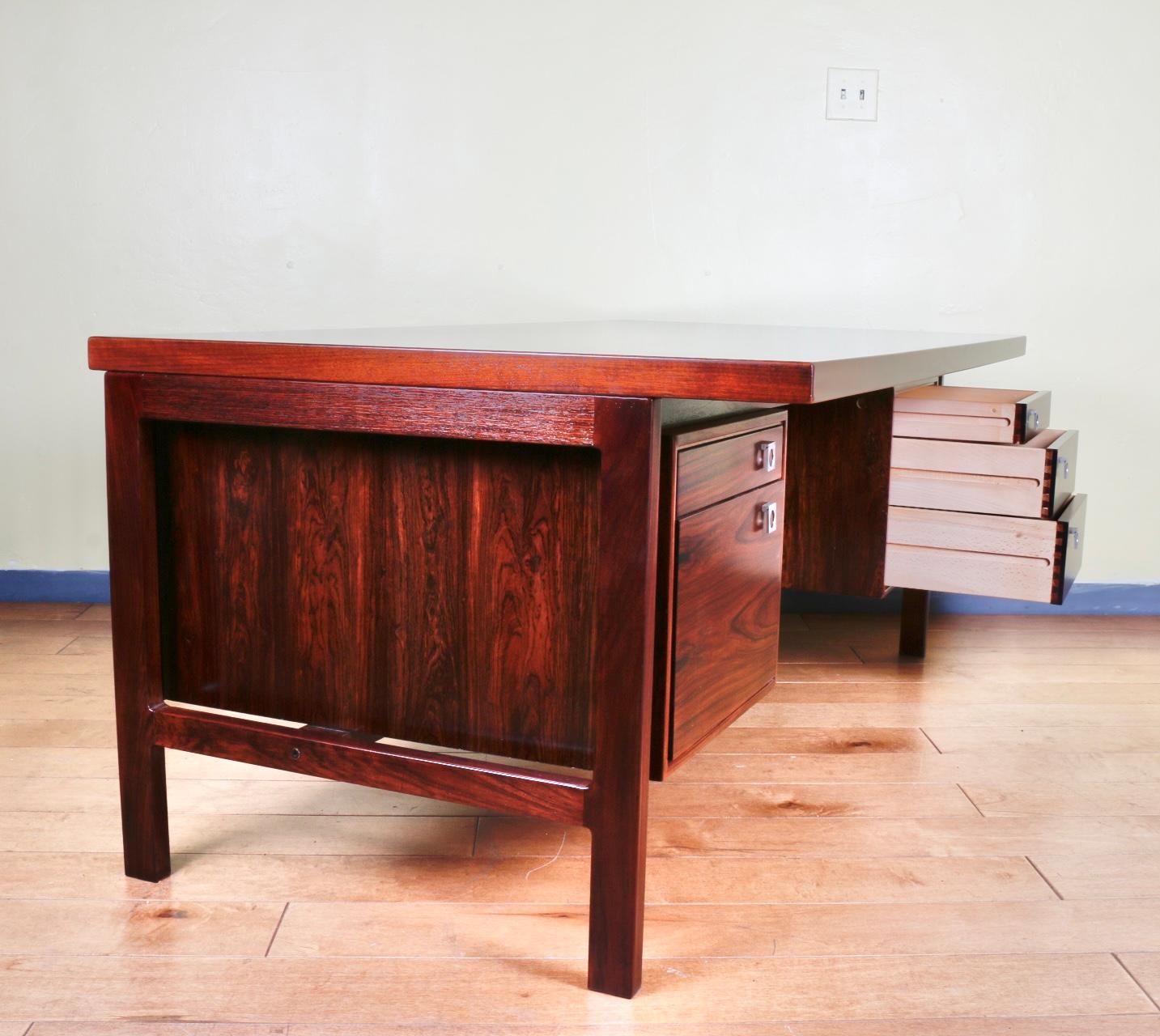 Arne Vodder Rosewood Executive Desk For Sale at 1stDibs