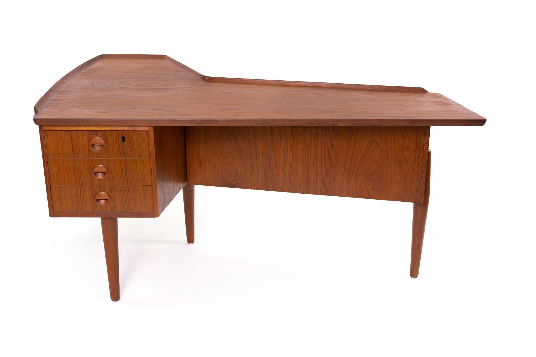 Arne Vodder Teak 1950s Boomerang Desk with Built-in Bar For Sale at 1stDibs