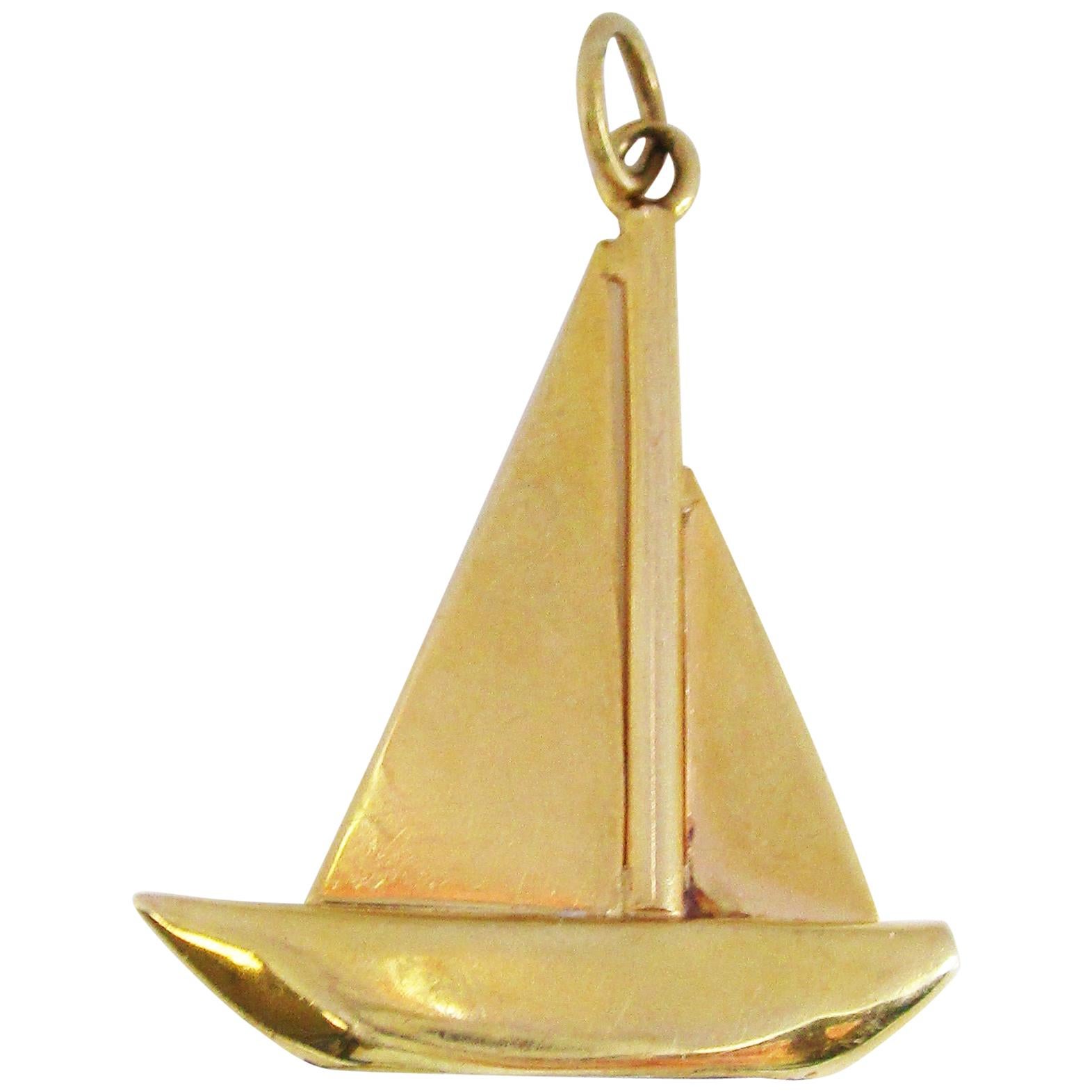 14 Karat Yellow Gold Carved Lapis Pendant For Sale at 1stDibs