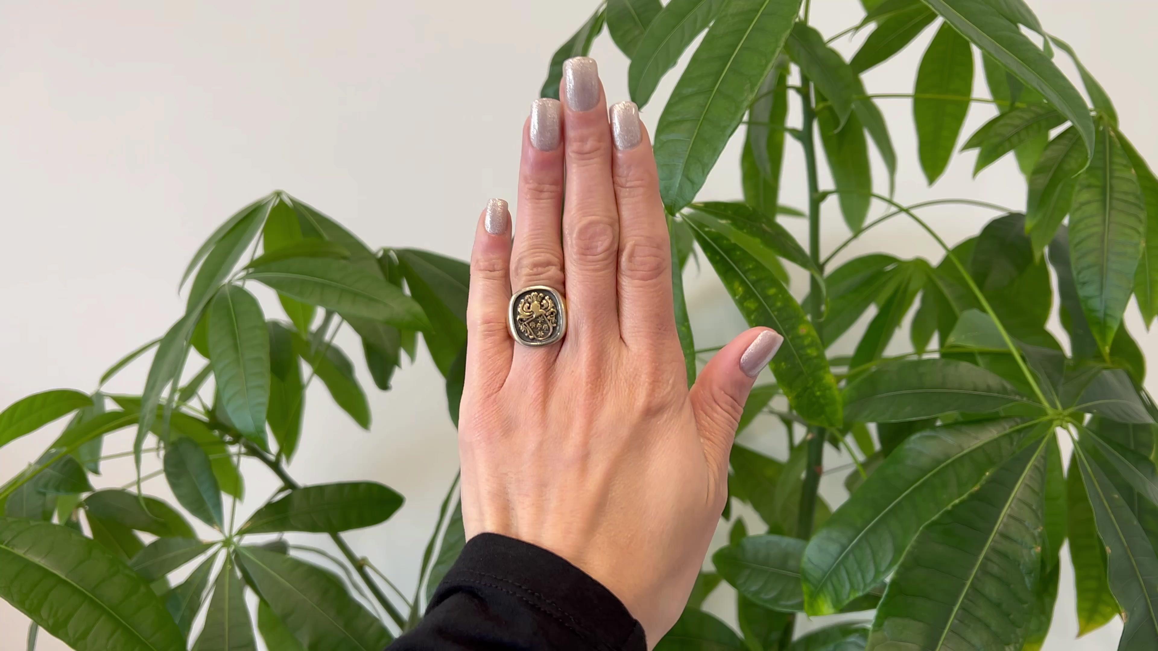 Art Deco 18k Yellow and White Gold Armorial Signet Ring For Sale at 1stDibs