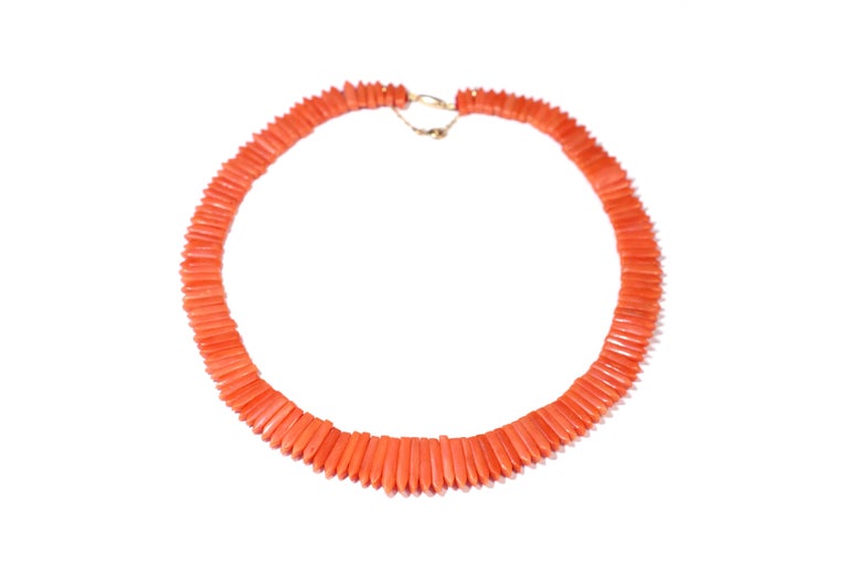 Art Deco Coral Choker Necklace with Gold Clasp For Sale at 1stDibs
