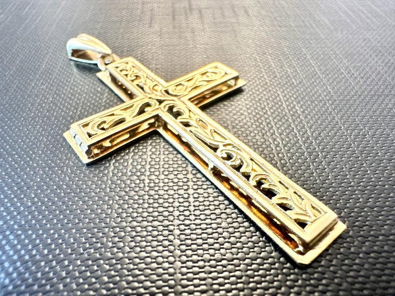 Art Deco Cross in 18kt Yellow Gold Openwork Decorated For Sale at 1stDibs