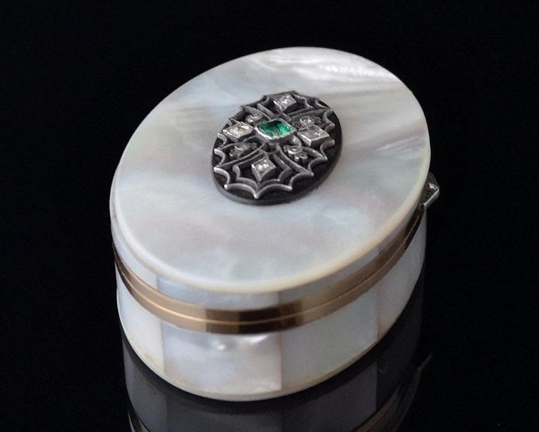 Art Deco Diamond and Emerald Snuff Box, 18 Karat Yellow Gold, Mother of ...