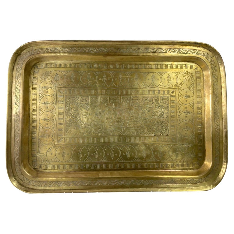 Rechteckiges Art-Déco-Tablett aus antikem Messing im ägyptischen Stil ...